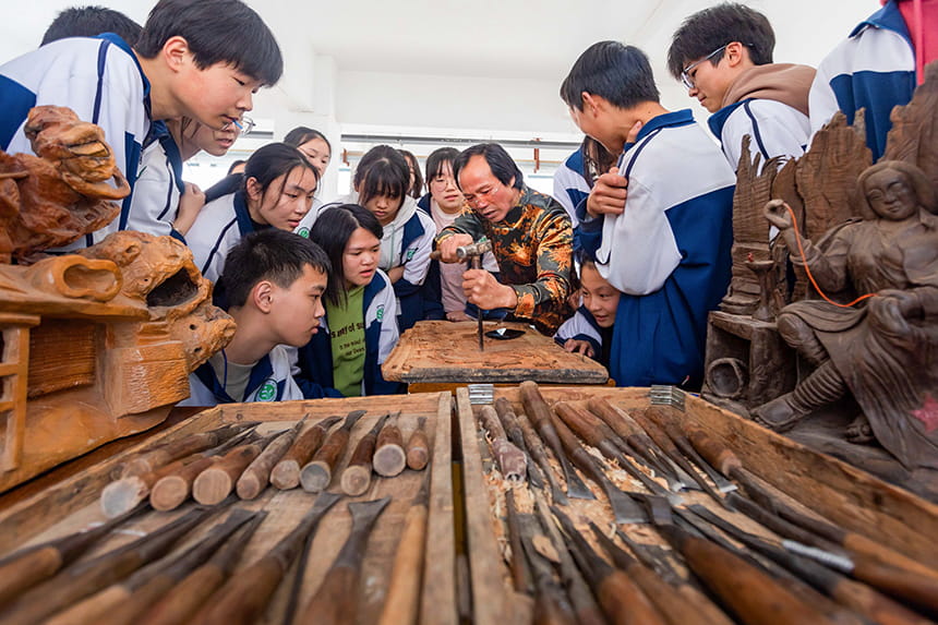 Students in E China’s Jiangxi learn handcraft in classrooms (4 ...