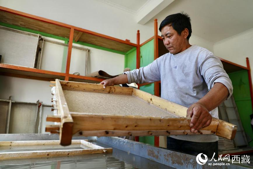 Inheritor dedicated to passing on millennium-old Tibetan paper-making ...