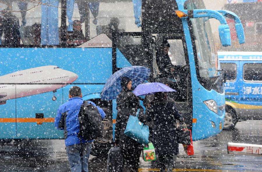 People walk in snow in Qingdao, China's Shandong - People's Daily Online
