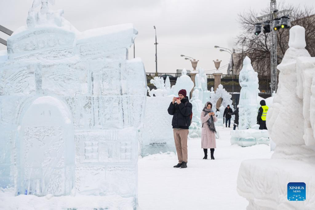 People visit Snow and Ice festival in Moscow, Russia - People's Daily ...