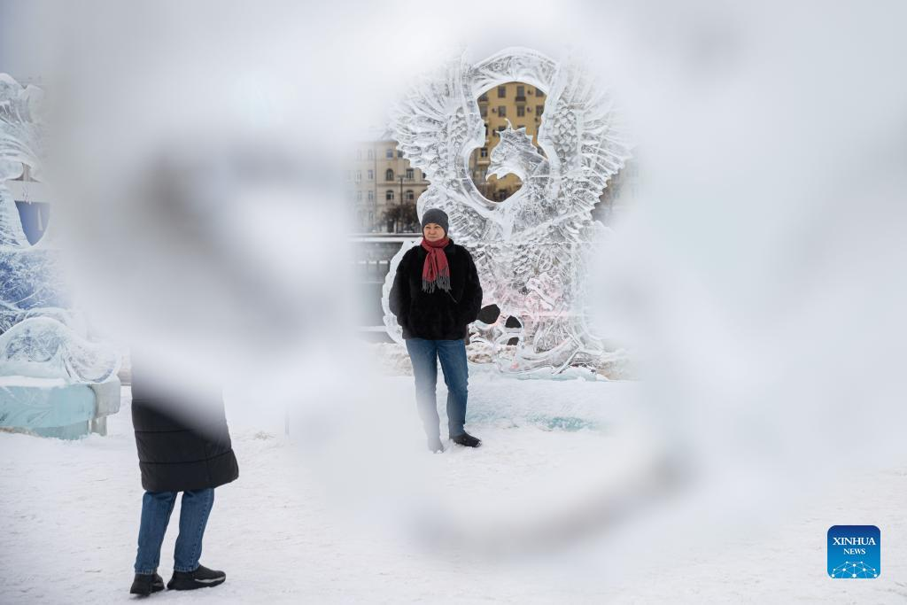 People visit Snow and Ice festival in Moscow, Russia - People's Daily ...