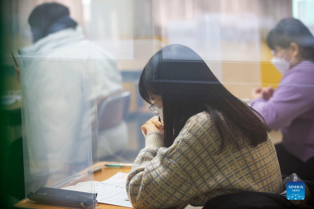 Candidates take HSK in Seoul, South Korea - People's Daily Online