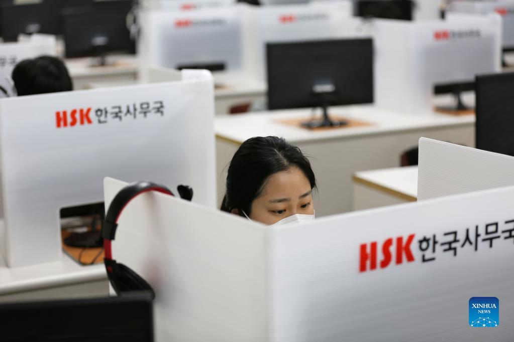 Candidates take HSK in Seoul, South Korea - People's Daily Online