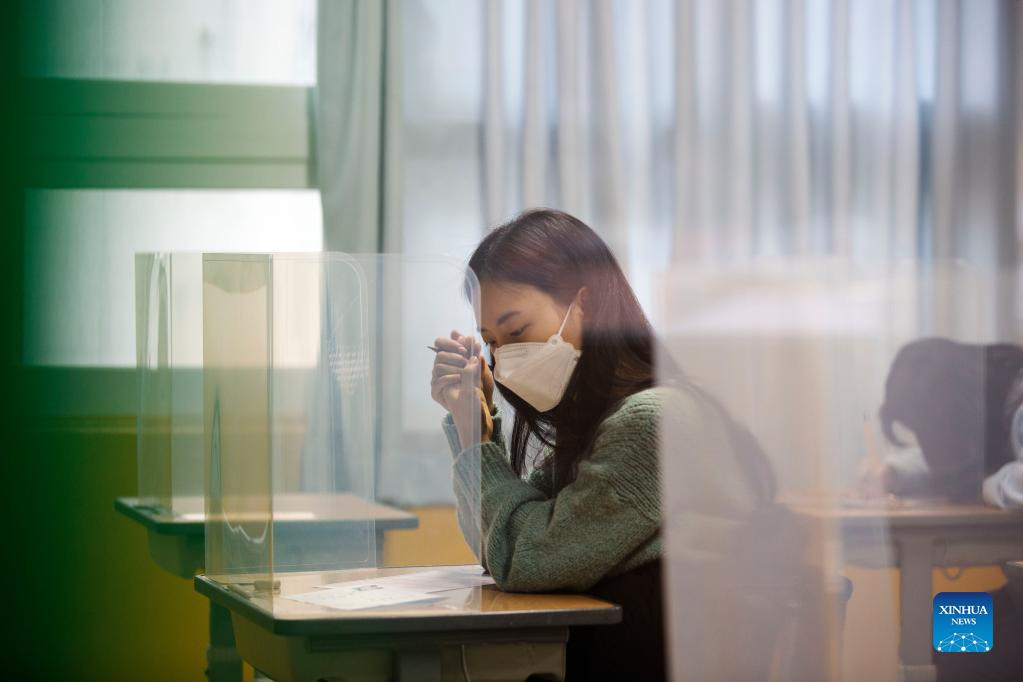 Candidates take HSK in Seoul, South Korea - People's Daily Online