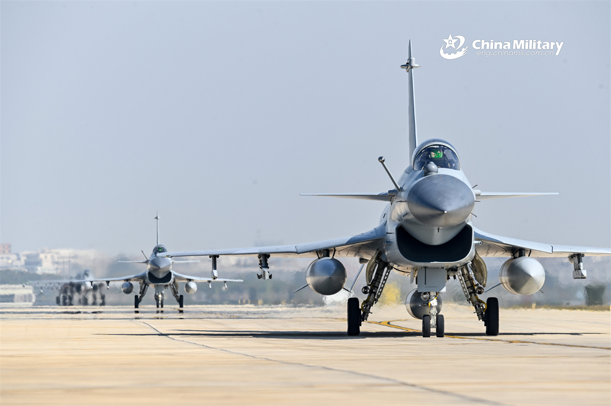 J-10 fighter jets in flight training - People's Daily Online