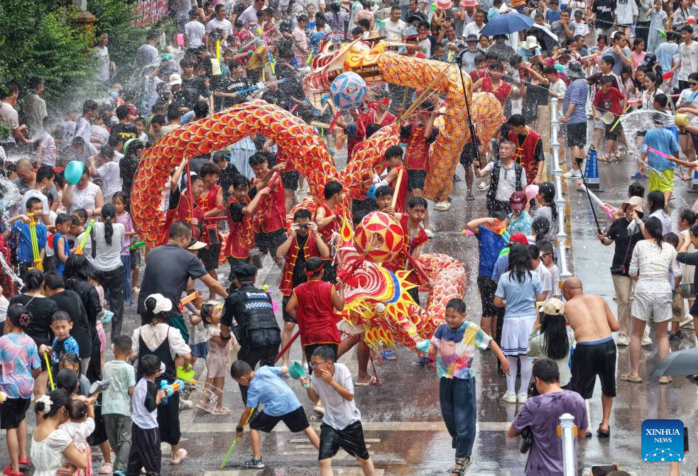 People enjoy Dragon Boat Festival holiday with diverse activities ...